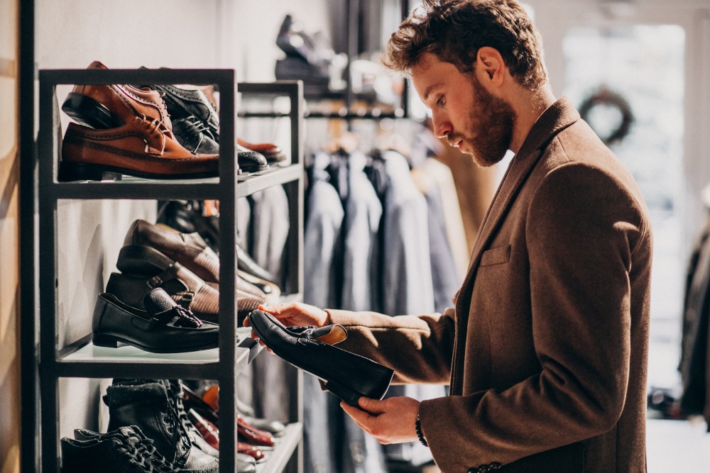 Shoe Salesman Resume that Lands the Most Jobs (Tips+Examples)