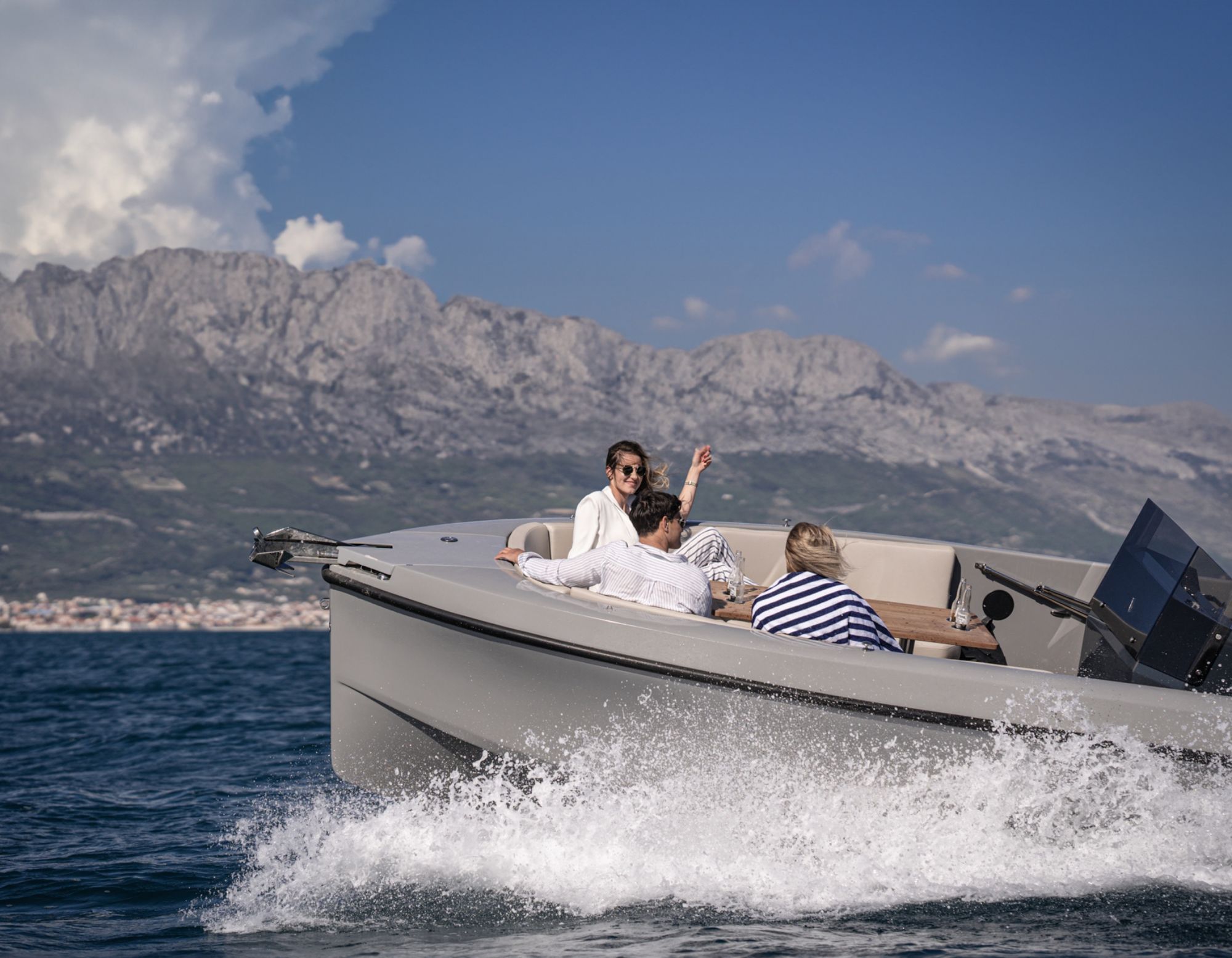 Play 24: The Ultimate 24 ft Day Speed Boat for Watersports