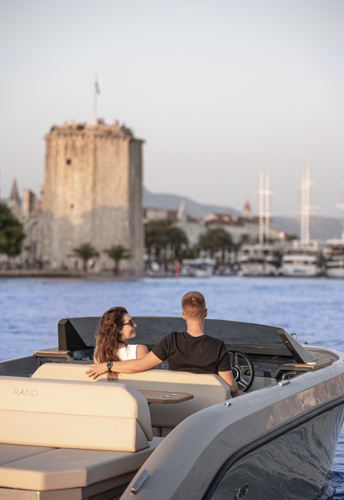 RAND Spirit 25: Stylish Classic Motorboat in Danish Design