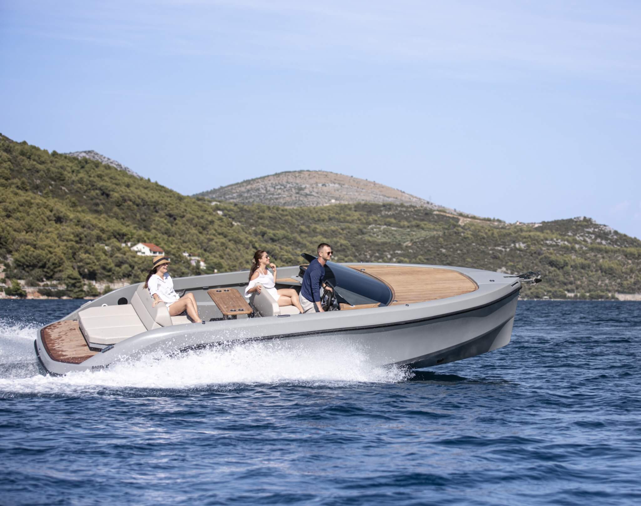 RAND Spirit 25: Stylish Classic Motorboat in Danish Design