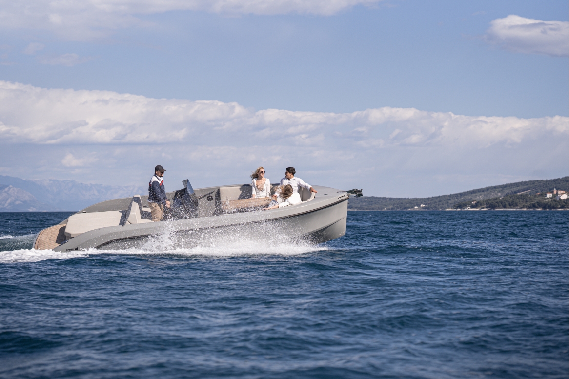 RAND Play 24: The Ultimate 24 ft Day Speed Boat for Watersports