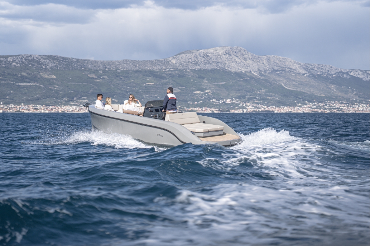 RAND Play 24: The Ultimate 24 ft Day Speed Boat for Watersports