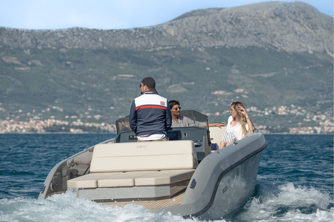 RAND Play 24: The Ultimate 24 ft Day Speed Boat for Watersports