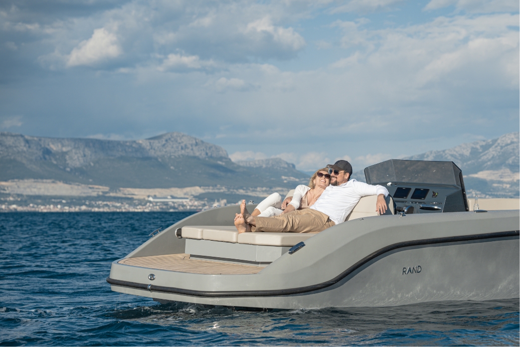 RAND Play 24: The Ultimate 24 ft Day Speed Boat for Watersports