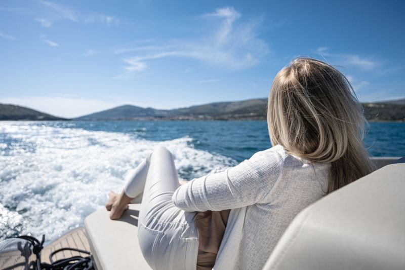 RAND Play 24: The Ultimate 24 ft Day Speed Boat for Watersports