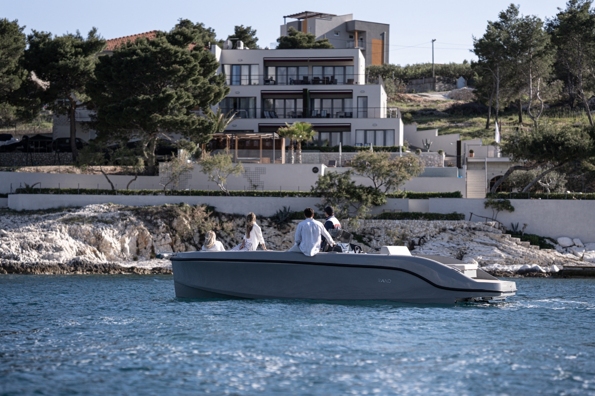 RAND Play 24: The Ultimate 24 ft Day Speed Boat for Watersports