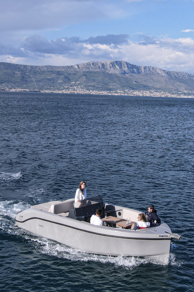 RAND Play 24: The Ultimate 24 ft Day Speed Boat for Watersports