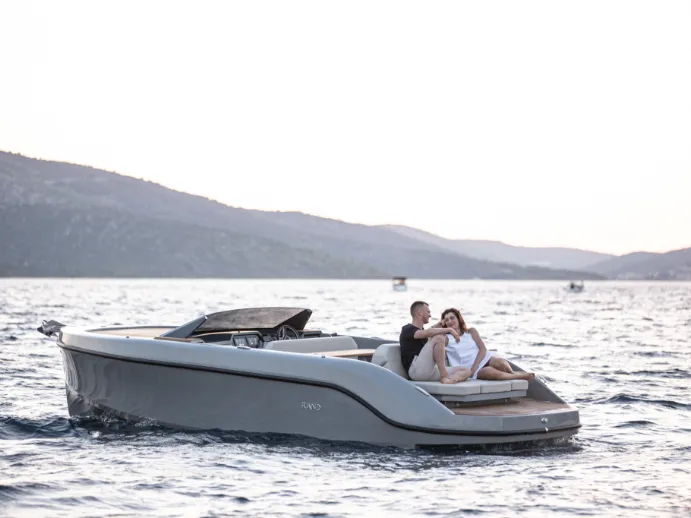 RAND Spirit 25: Stylish Classic Motorboat in Danish Design