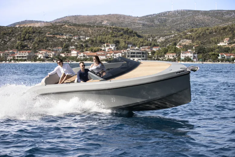 RAND Spirit 25: Stylish Classic Motorboat in Danish Design