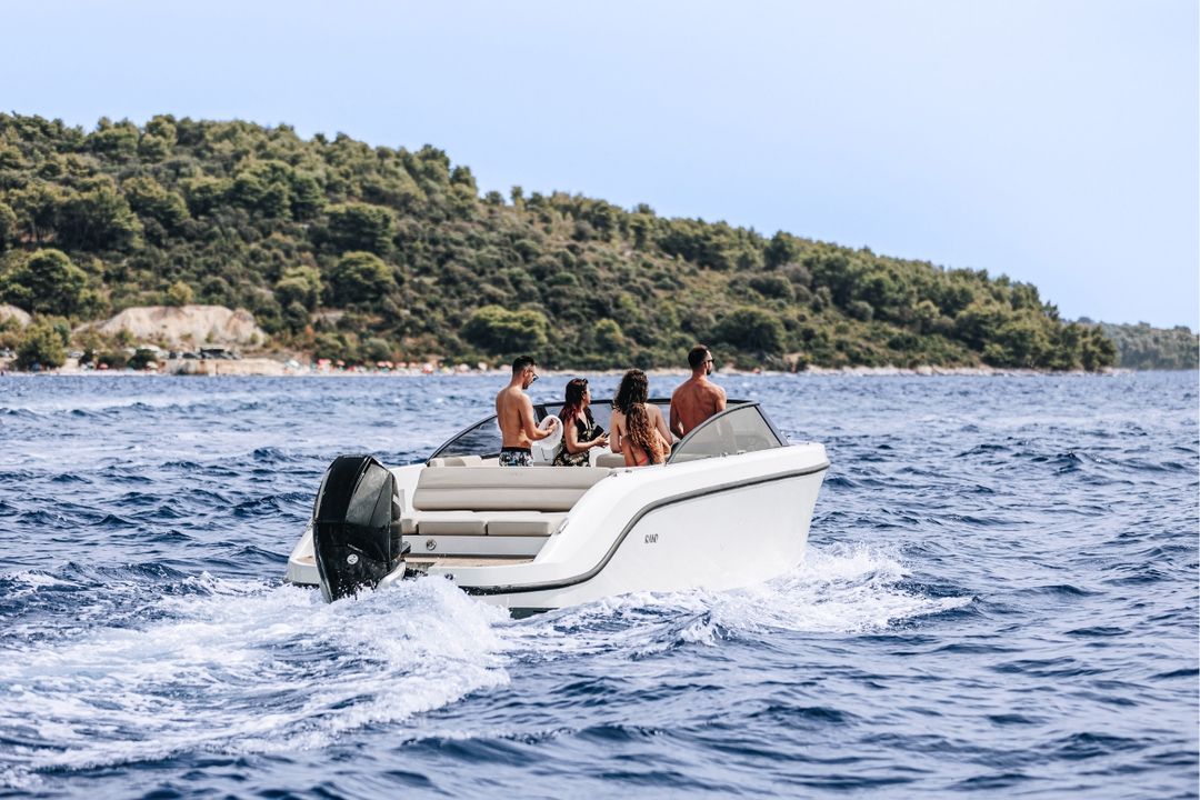 RAND Supreme 27: Best Motorboat for Sports & Social Interaction