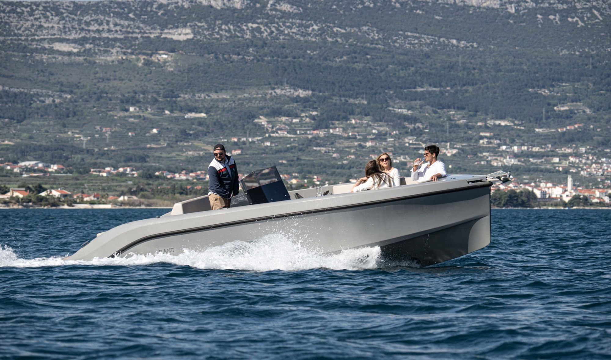 Play 24: The Ultimate 24 ft Day Speed Boat for Watersports
