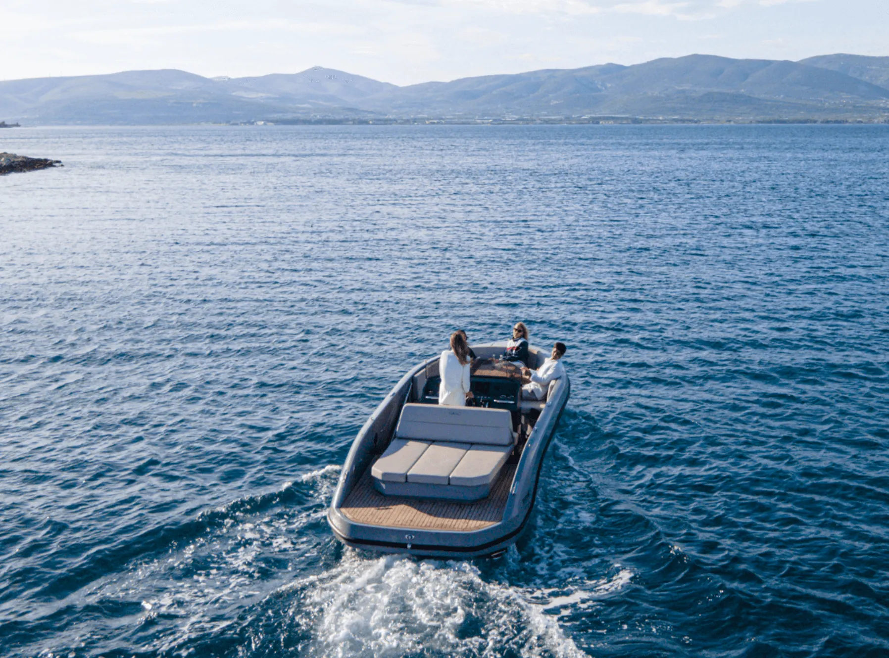 RAND Play 24: The Ultimate 24 ft Day Speed Boat for Watersports