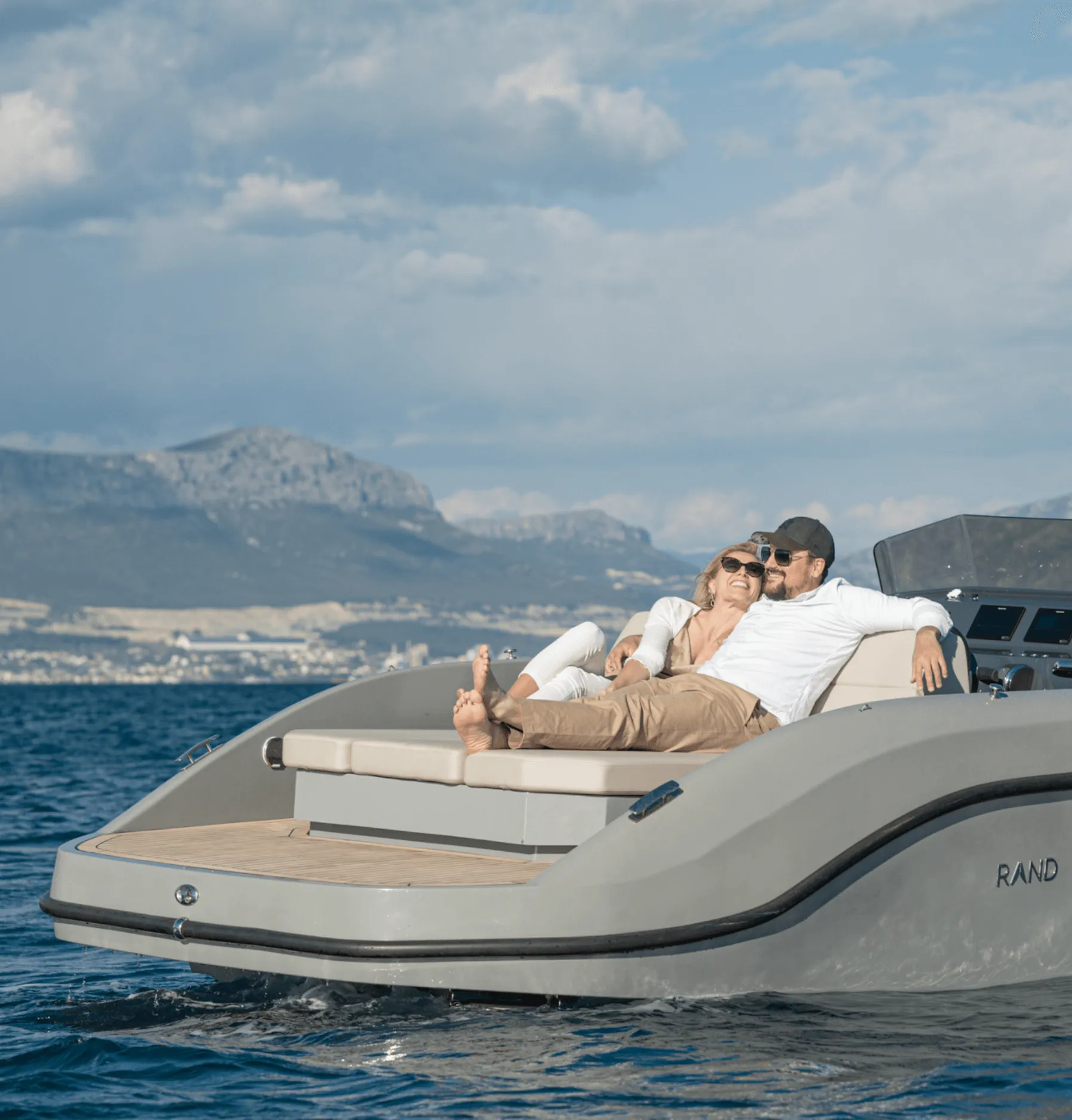 RAND Play 24: The Ultimate 24 ft Day Speed Boat for Watersports