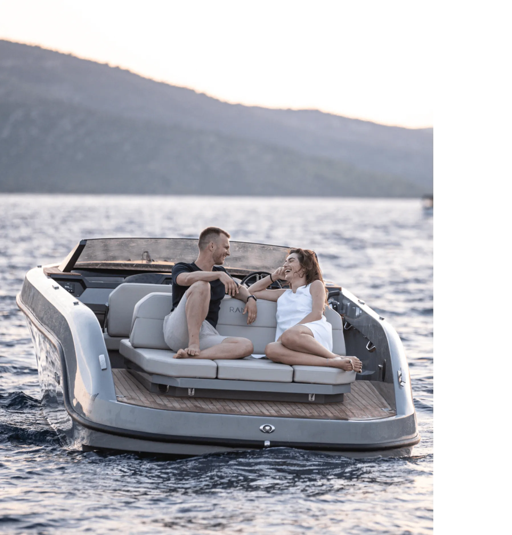 RAND Spirit 25: Stylish Classic Motorboat in Danish Design