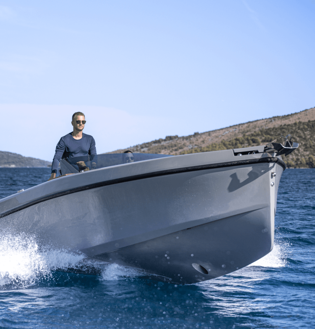 RAND Spirit 25: Stylish Classic Motorboat in Danish Design