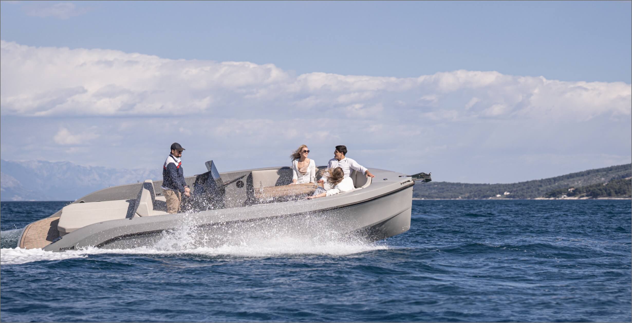 RAND Play 24: The Ultimate 24 ft Day Speed Boat for Watersports