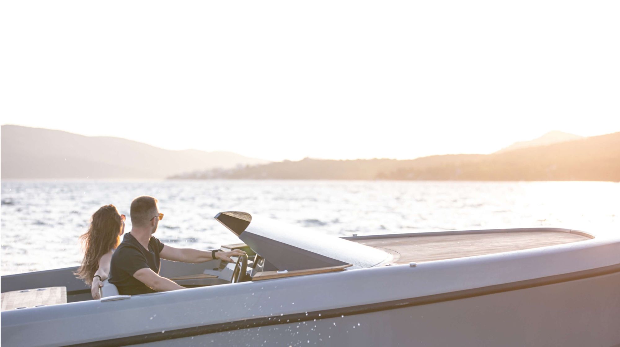 RAND Spirit 25: Stylish Classic Motorboat in Danish Design