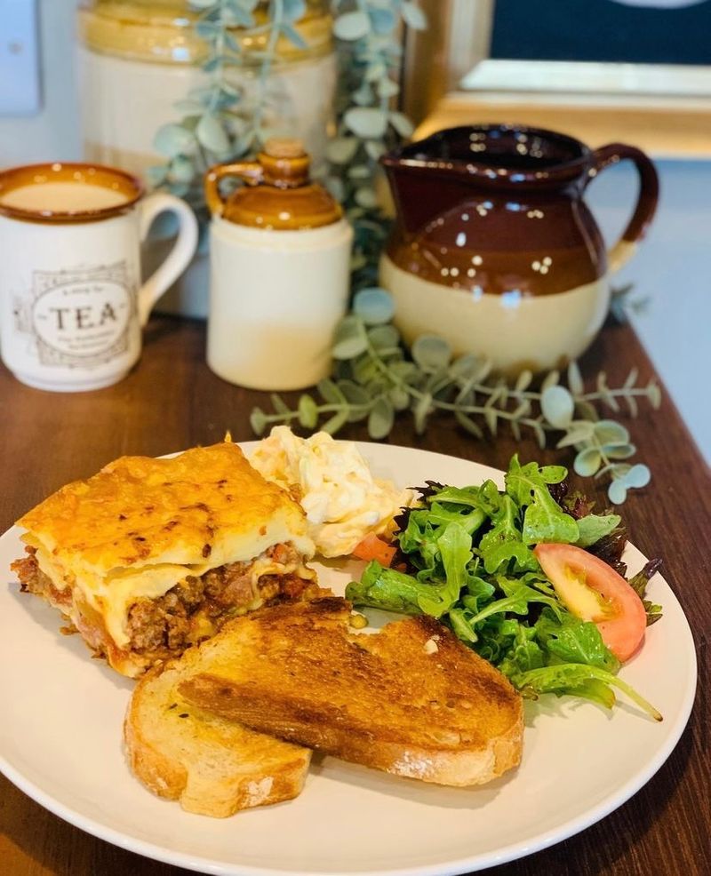 Tonn Ruray - Cafe, Restaurant and Luxury Apartments