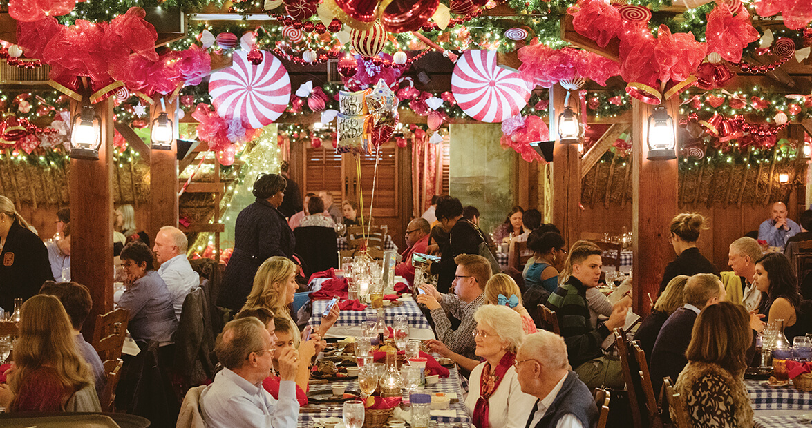 Discover the top 9 Christmas-decorated restaurants in the US!