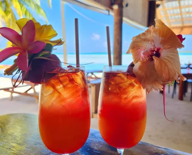 Blue Lagoon Bar & Restaurant at Aitutaki Village: Beachfront Dining ...