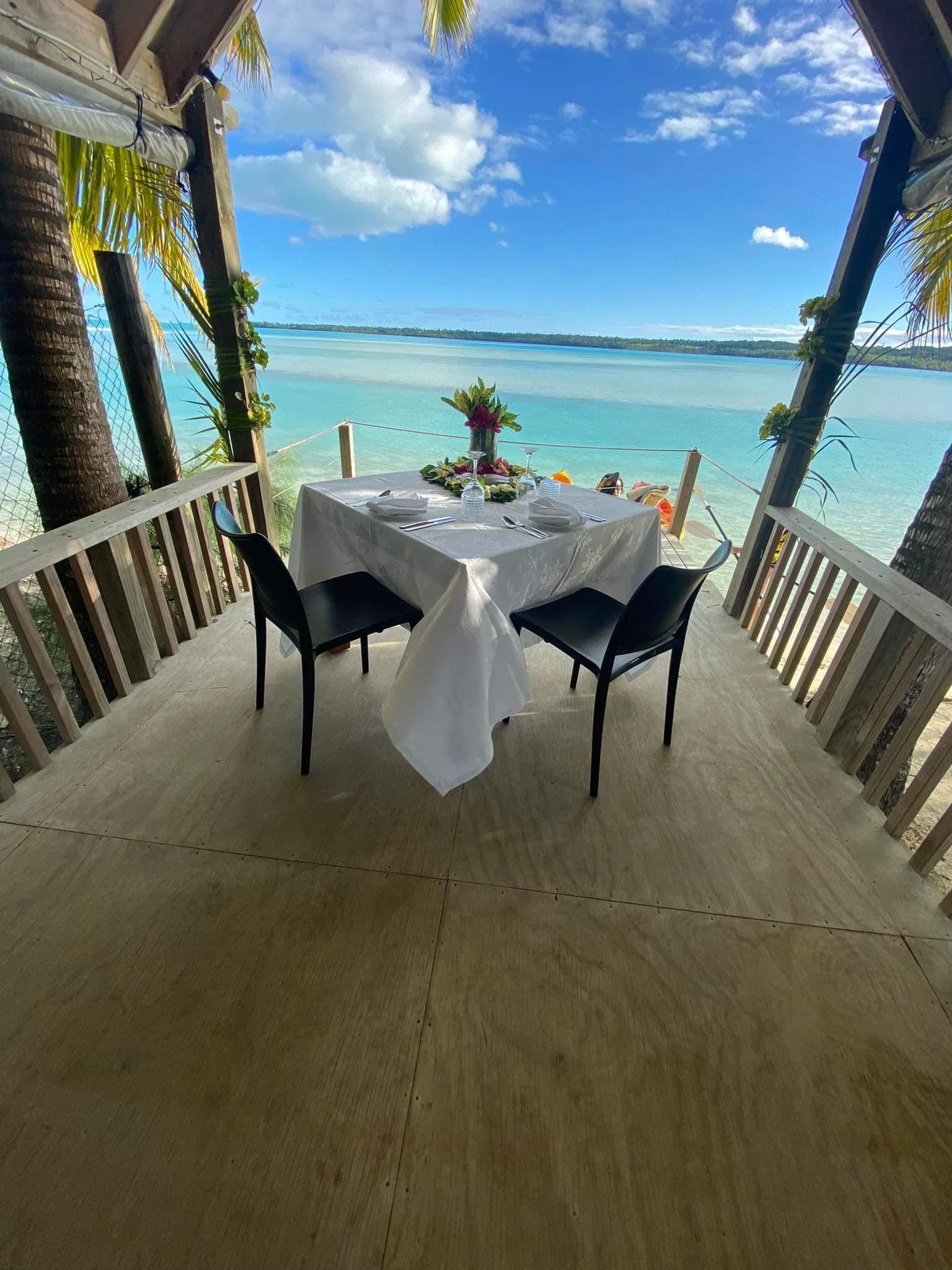 Blue Lagoon Bar & Restaurant at Aitutaki Village: Beachfront Dining ...