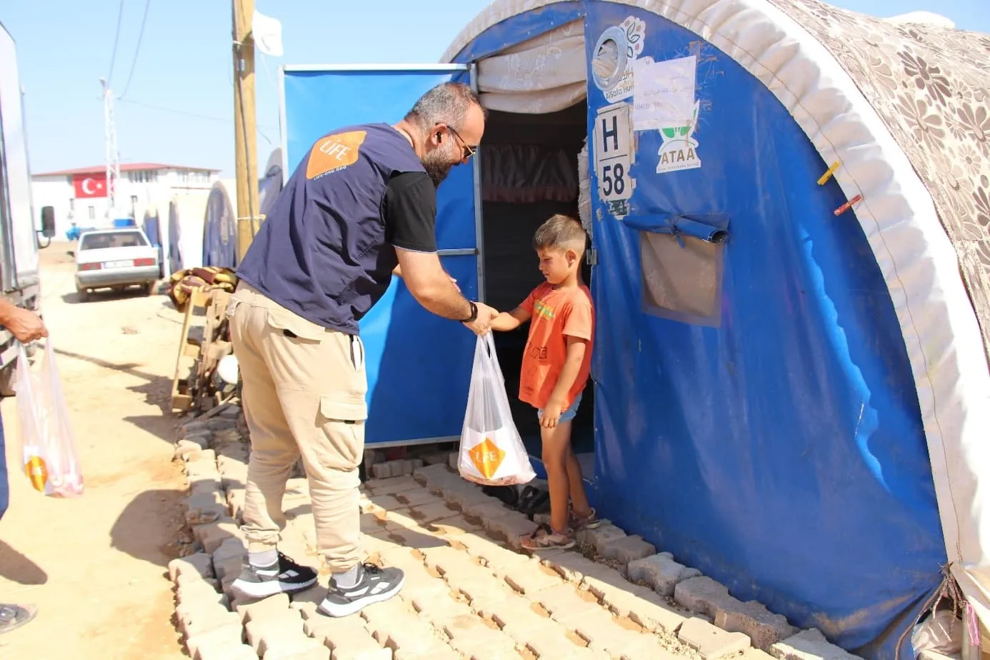 The global migration crisis: causes, consequences and solutions | Life ONG