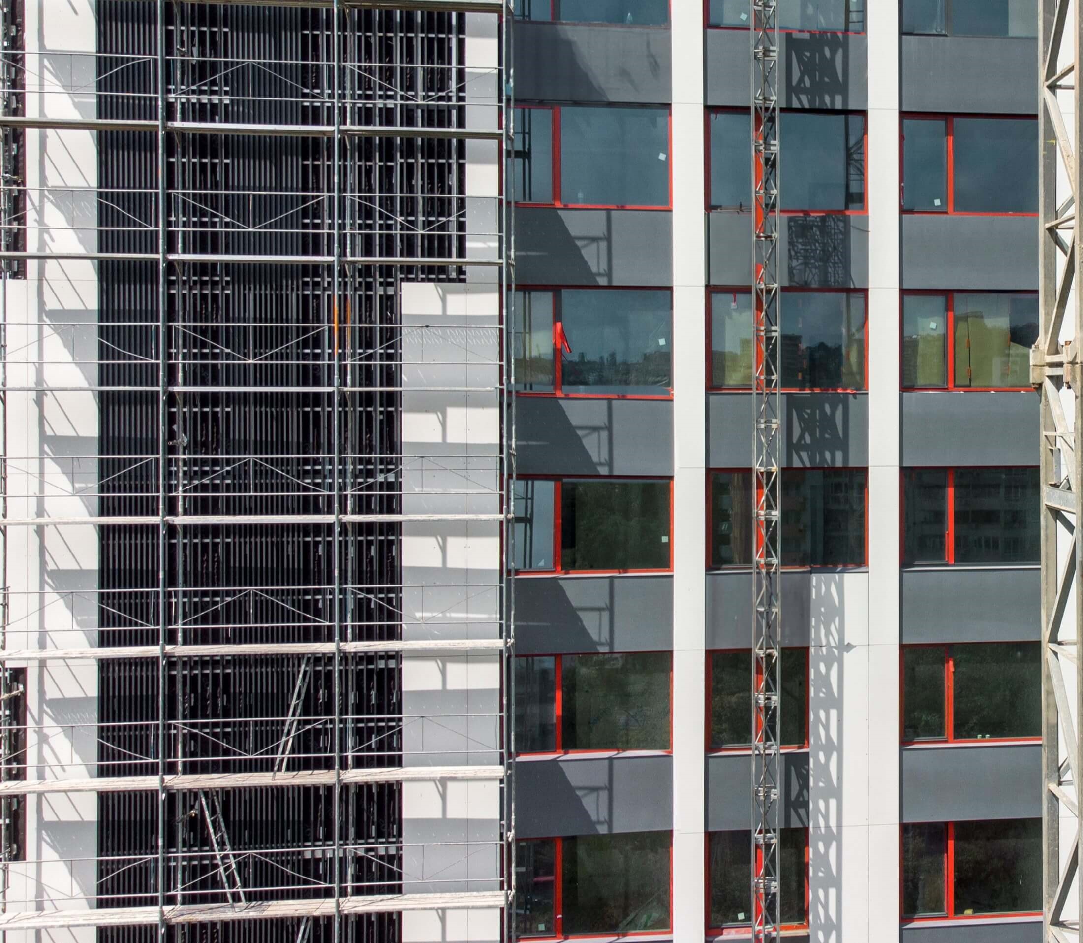 Importância do Andaime Fachadeiro: Segurança para trabalho em altura ...