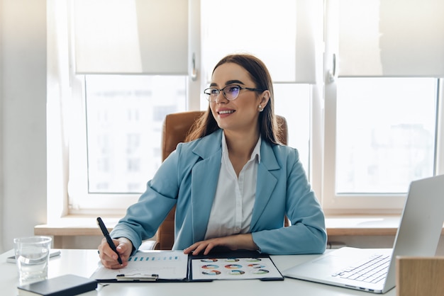 Guía para Elaborar un CV Eficiente para Asistente del Gerente de Proyectos