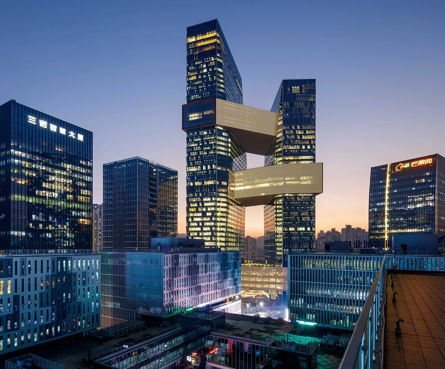 Tencent: The China's Tech Giant and Tencent QQ by ROOM 1707©