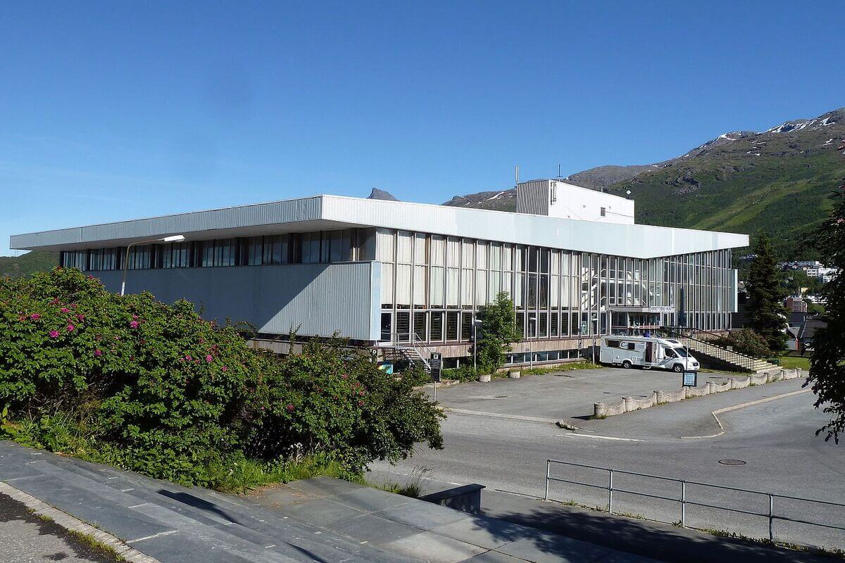 Narvik svømmehall - Priser og åpningstider | BarnasNorge.no