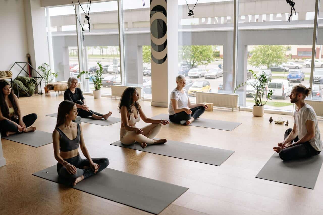 Conseils pour créer et personnaliser un CV professeur de yoga