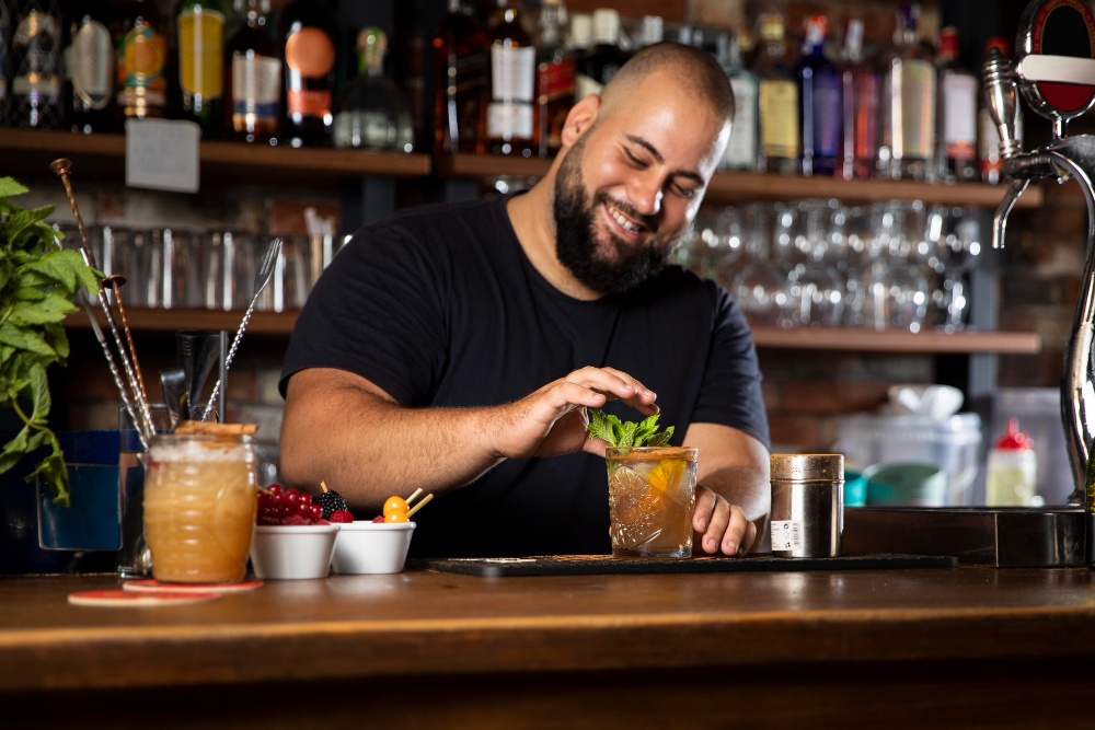 Rédiger un CV barman efficace et percutant