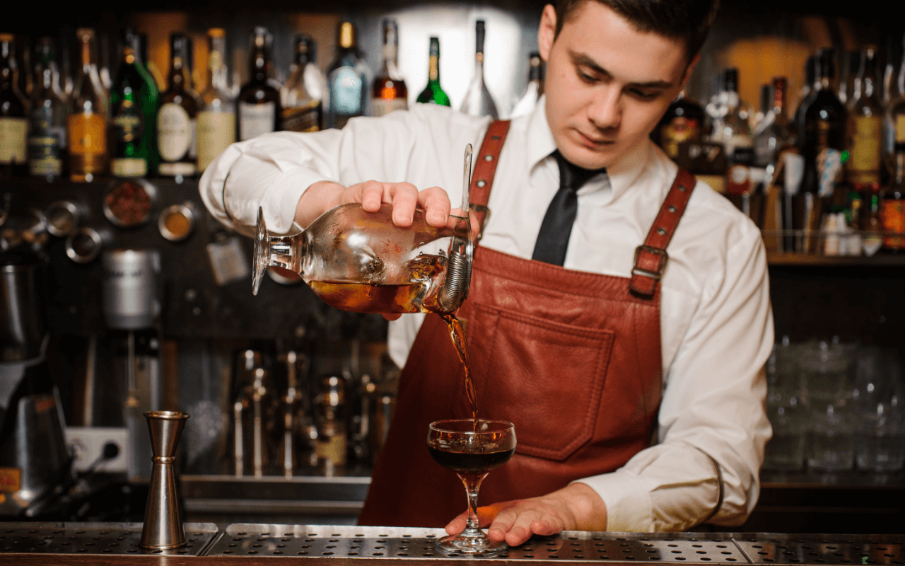 Rédiger un CV barman efficace et percutant