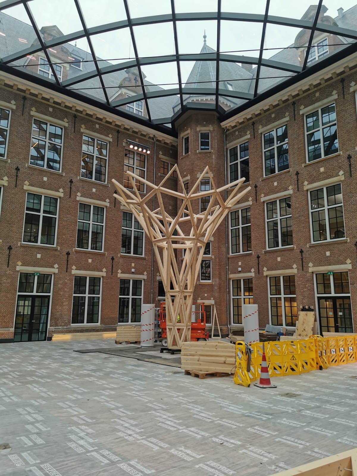 Kleurrijke canopies voor C30 gebouw Shell | ISSOS