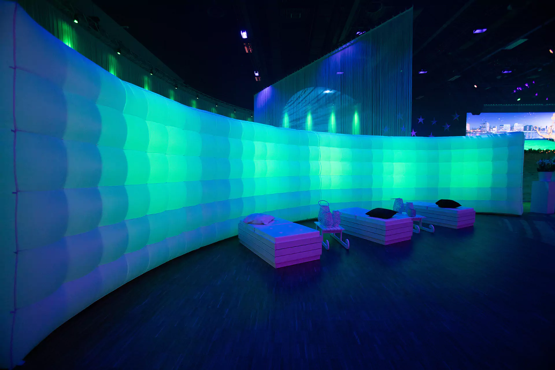 Inflatable curved wall of 10m length » The Curved Wall rental for ...