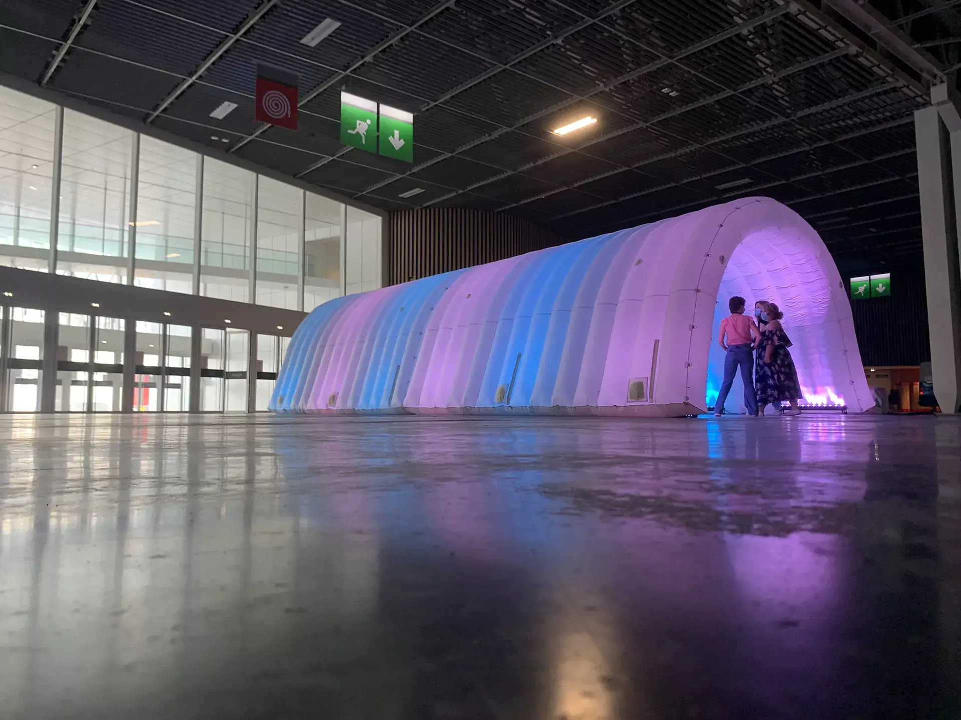 Rent an inflatable tunnel? Tunnel in any length - QuickSpace