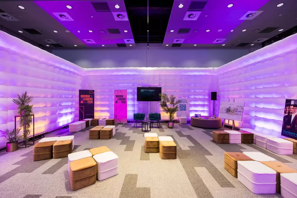 Rent a 10m x 10m cube? » Inflatable cube for events - QuickSpace