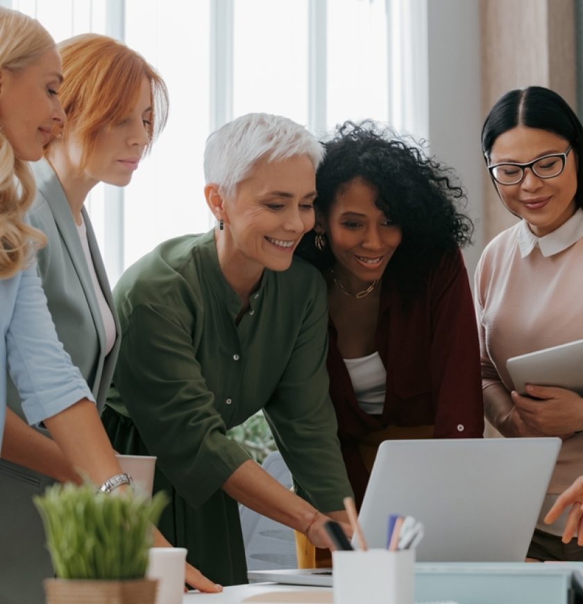 MomUp - We recruit world-class female executives.