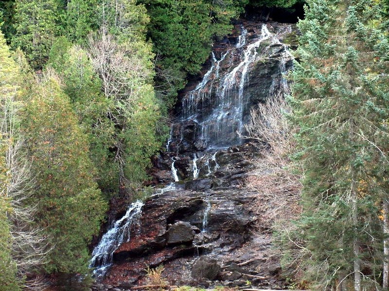 15 Best Waterfalls in New Hampshire (to Swim & Hike)