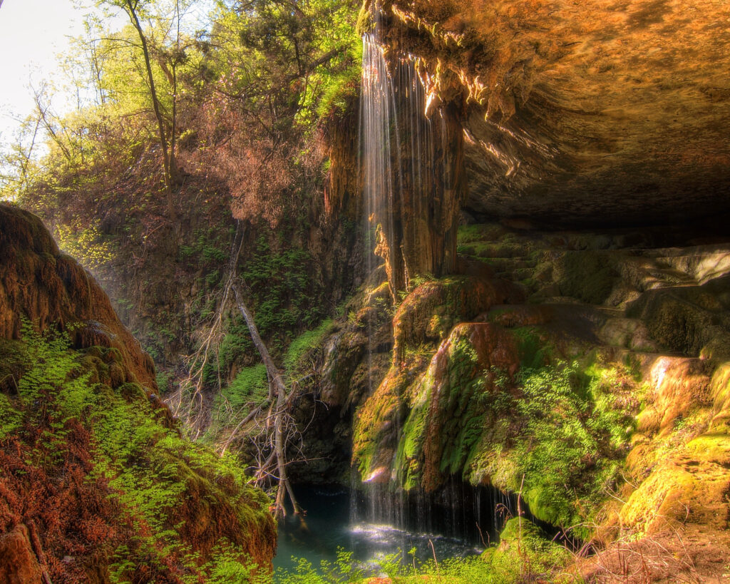 15 Best Texas Waterfalls (With Hiking Trails & Amazing Views)