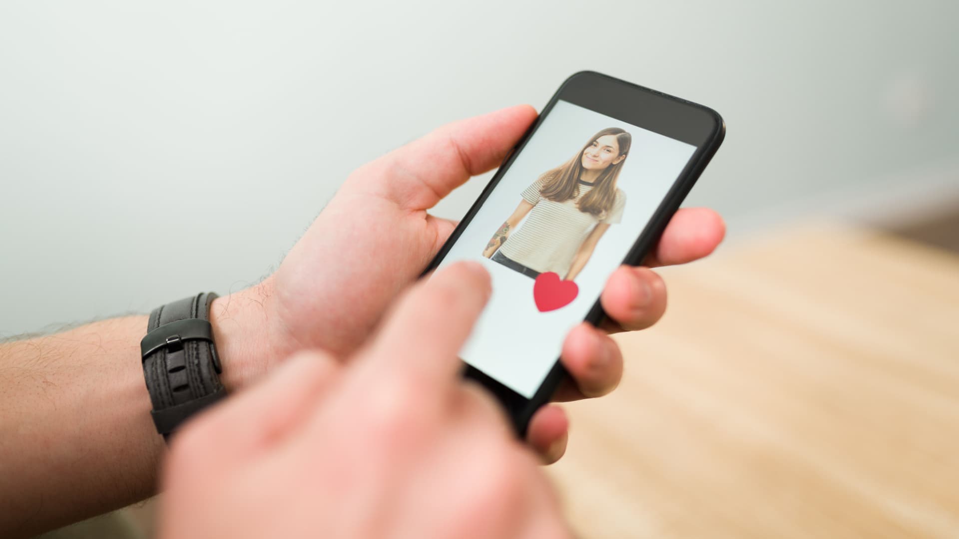 3 Messages To Send a Woman That Has No Bio on a Dating App - Hayley ...