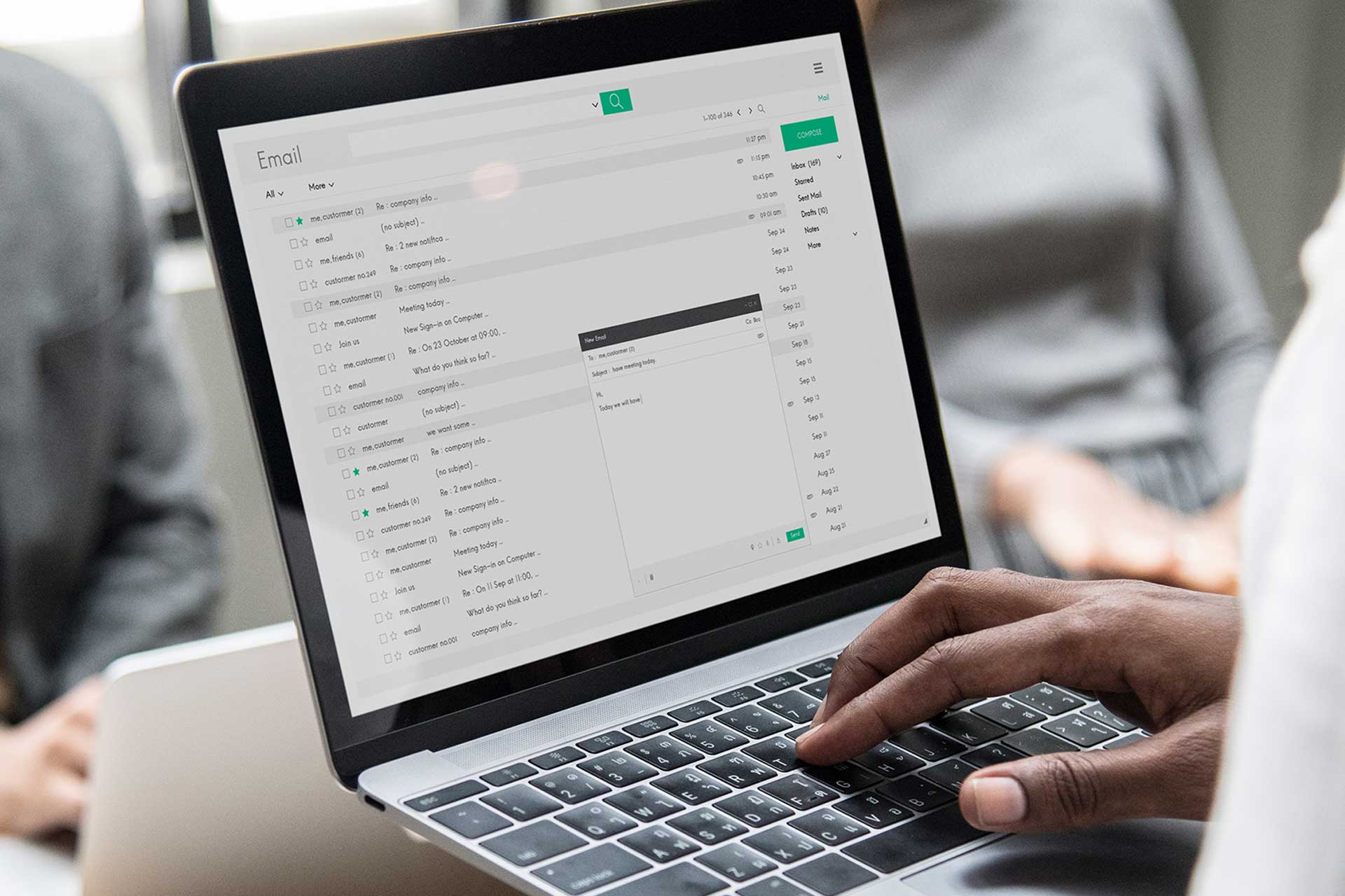 Maßgeschneiderte E-Mail-Vorlagen mit Essentials Concept