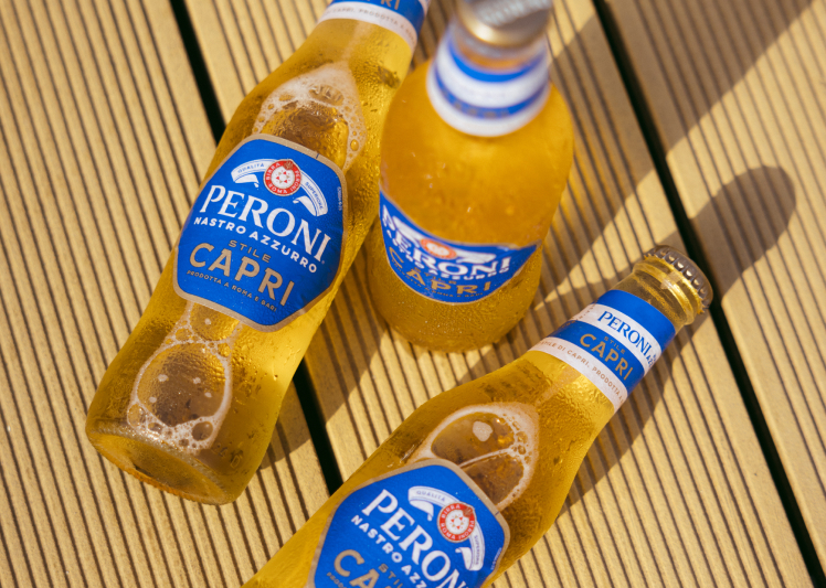 Peroni Nastro Azzurro Stile Capri: la birra premium rinfrescante