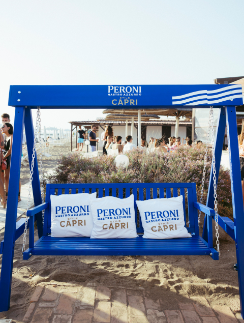 Peroni Nastro Azzurro Stile Capri: la birra premium rinfrescante