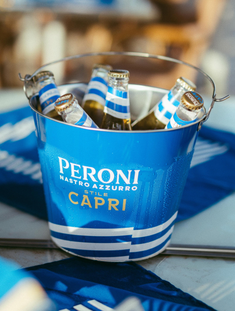 Peroni Nastro Azzurro Stile Capri: la birra premium rinfrescante