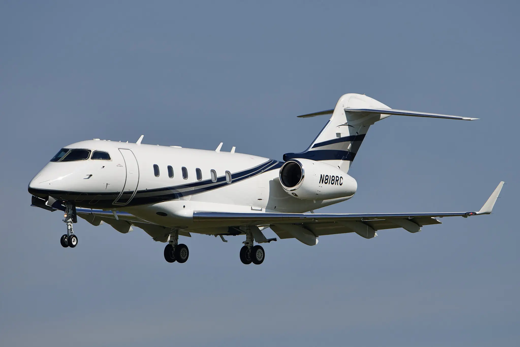 Challenger 300 | Superior Comfort and Range Super Mid-Size Jet | Fliteline