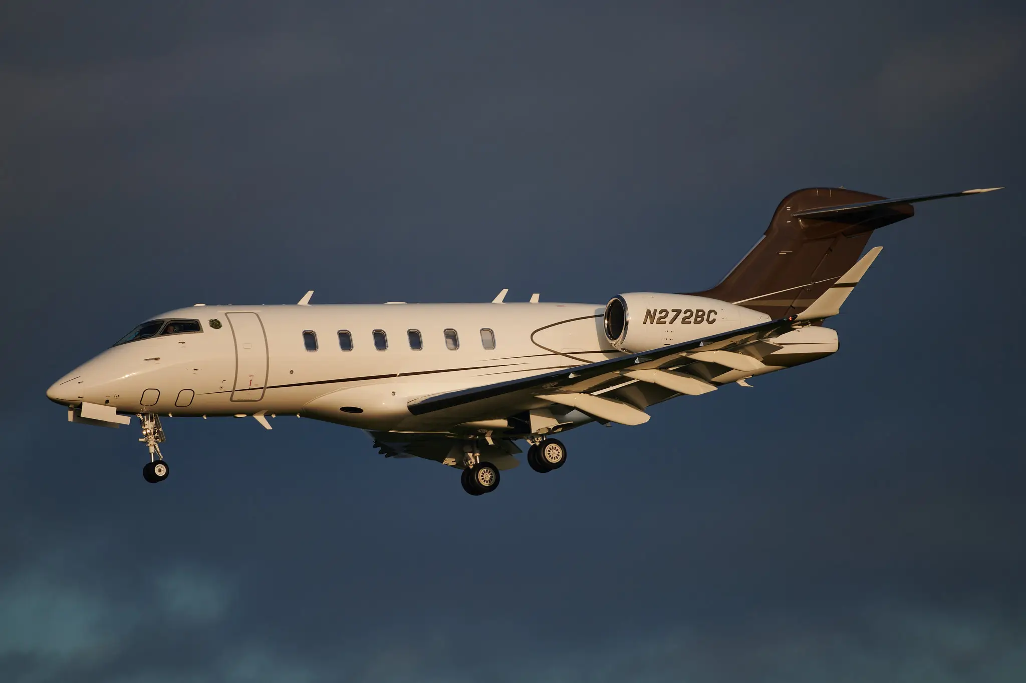 Challenger 350 | Next-Gen Super Mid-Size Jet for Luxury Travel | Fliteline