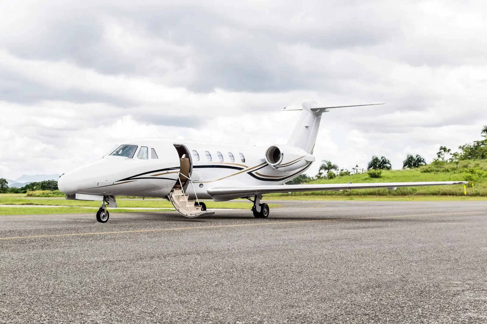 Citation VII | Luxury and Performance in a Medium Jet | Fliteline