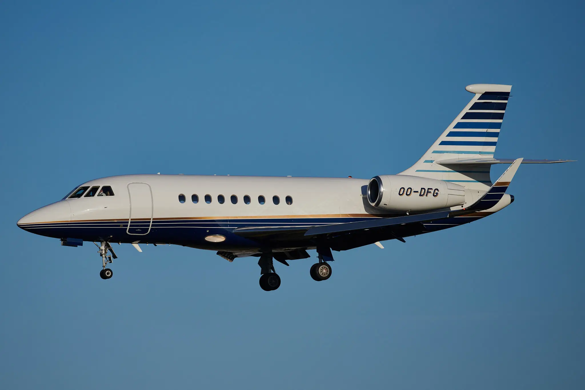 Falcon 2000EX Easy | Modern Tech in a Classic Design | Fliteline