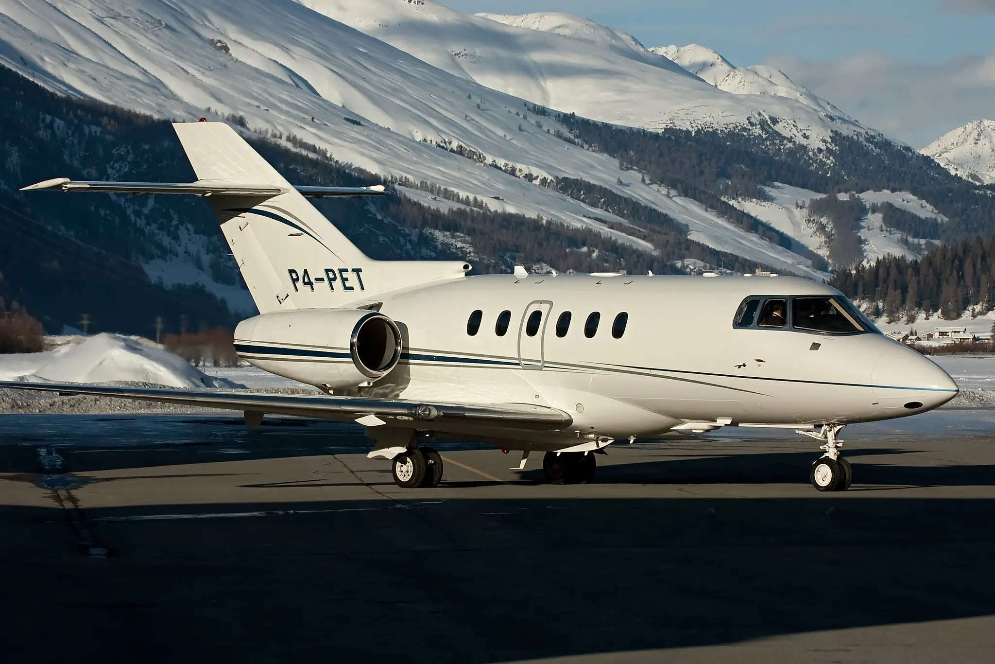 Hawker 900XP | Superior Range and Comfort Mid-Size Jet | Fliteline